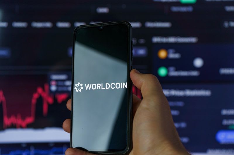 Worldcoin price nears crucial support as falling wedge pattern emerges
