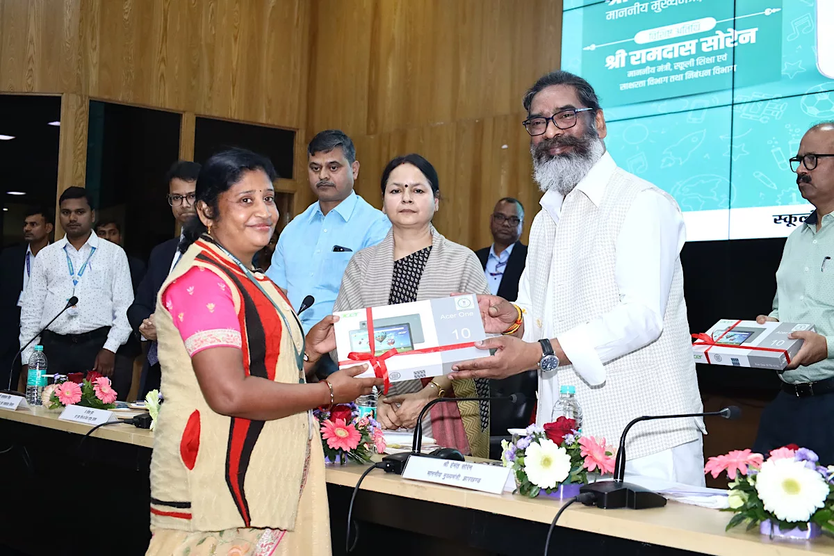 Jharkhand schools go digital; CM distributes tablets to teachers