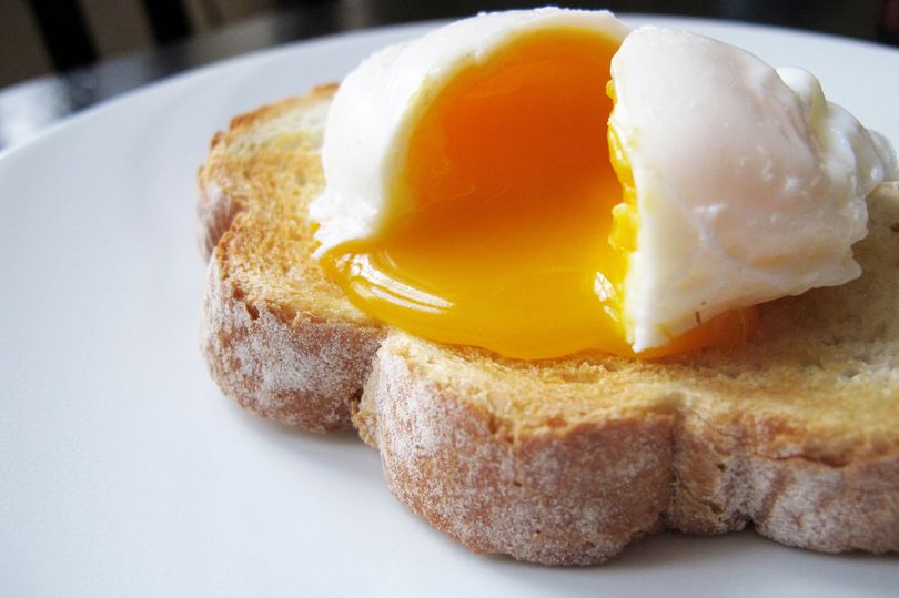 Chef's 'perfect' poached egg recipe includes 1 extra step for round shape