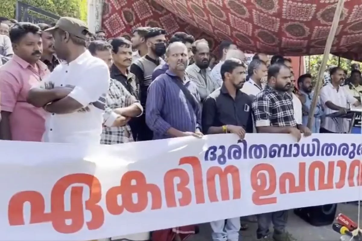 UDF workers protest at Wayanad Collectorate over landslide ...