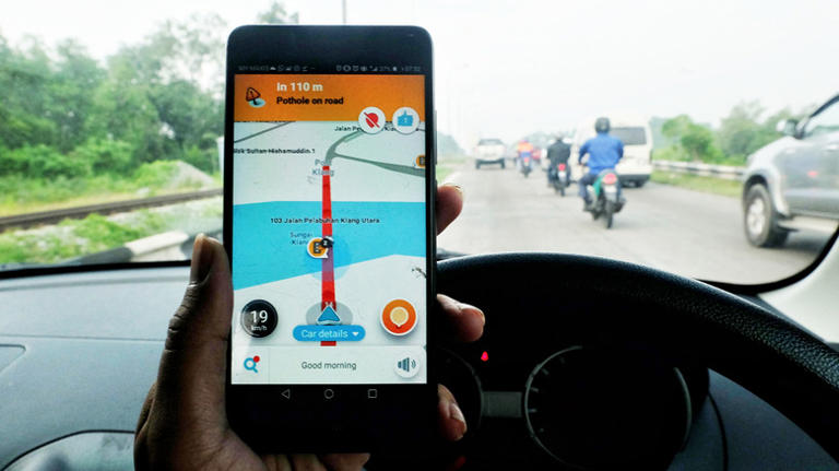 How Do Apps Like Waze & Google Maps Avoid Traffic Jams & Accidents?