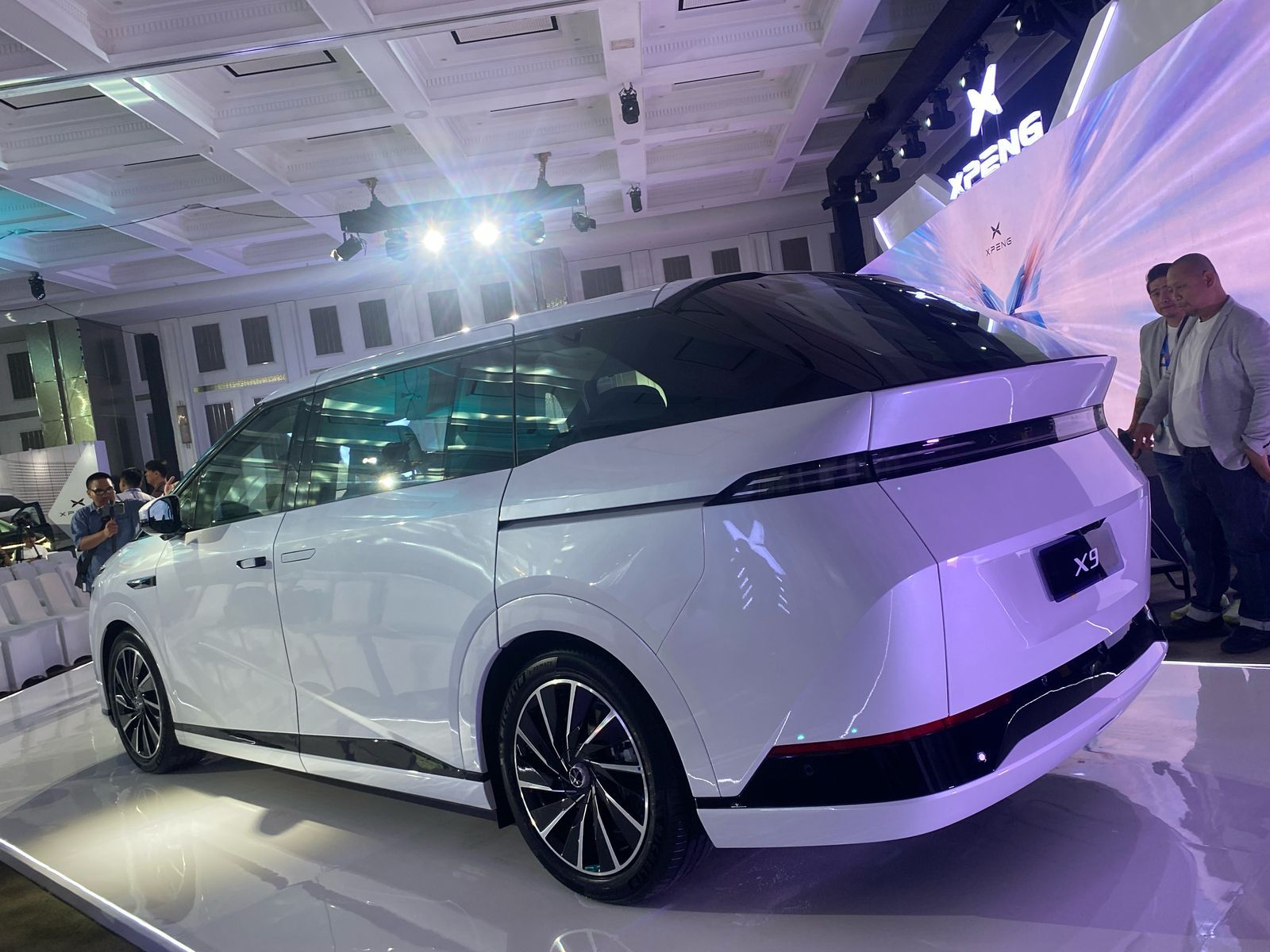 Tombol Ini Bisa Ubah XPENG X9 Jadi Mobil 4 Seater, Percaya Gak?