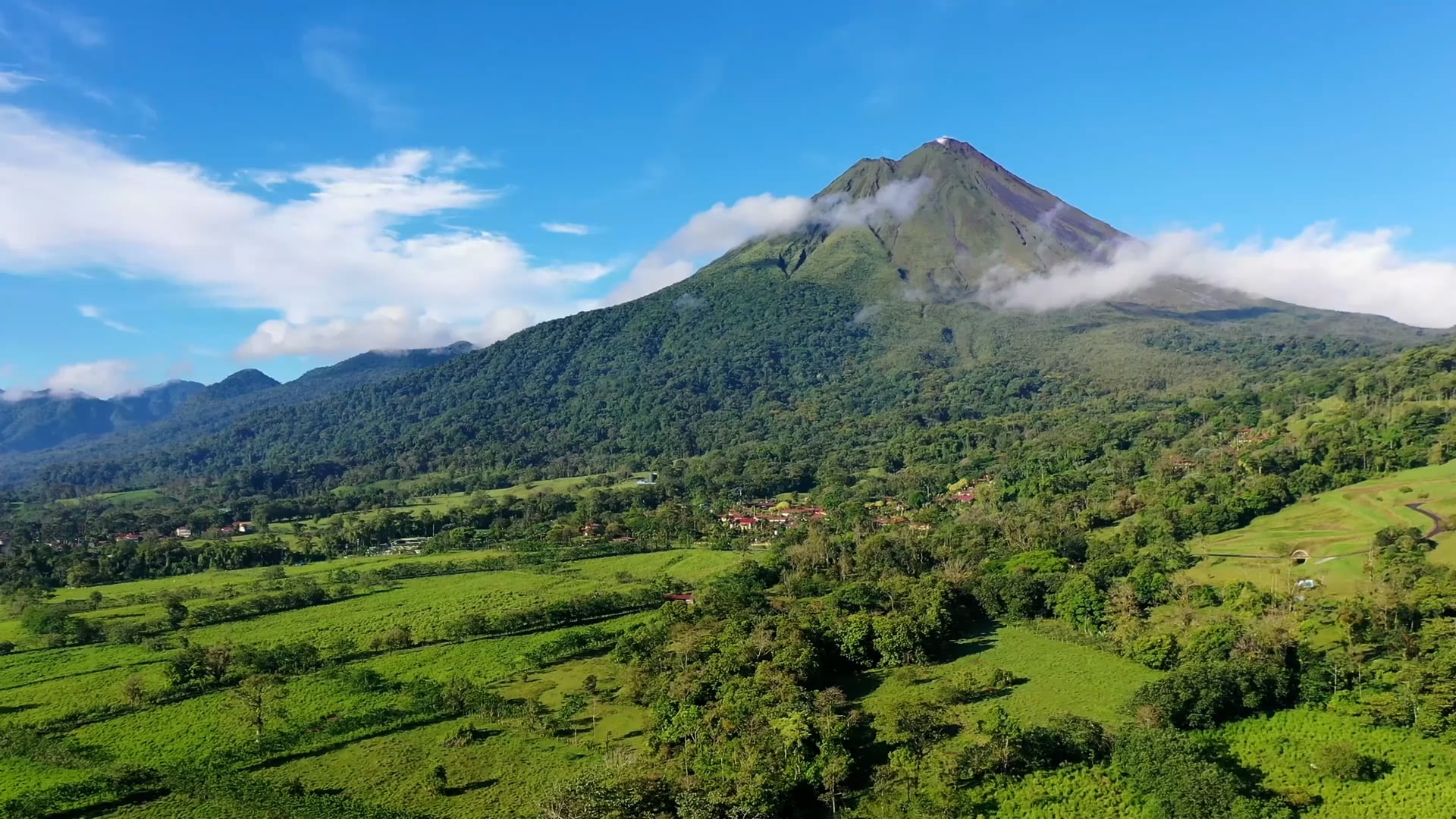 Wznieś się ponad lasy deszczowe i plaże Kostaryki w zachwycających ujęciach