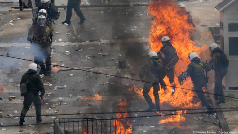 Greece: Mass protests on anniversary of Tempi train crash