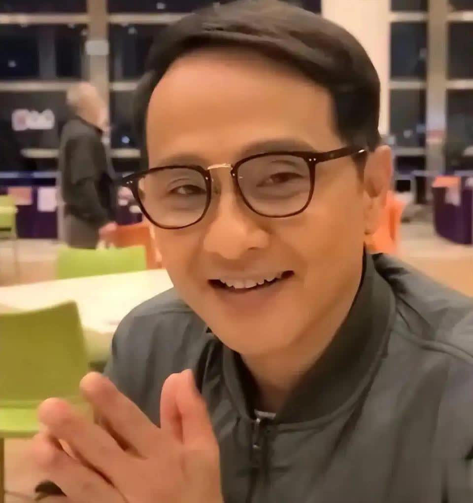 60岁TVB绿叶邵卓尧再婚登记 徐荣欧瑞伟等开心见证