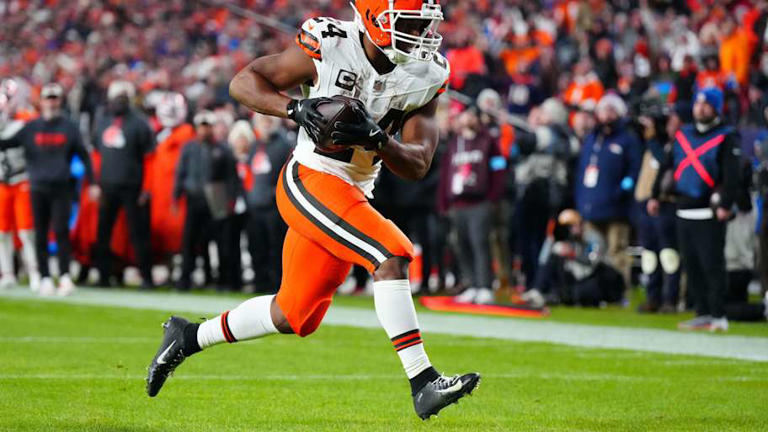 Vivienne Jolie-Pitt's enjoys the day with a friend in artsy-chic outfit ...