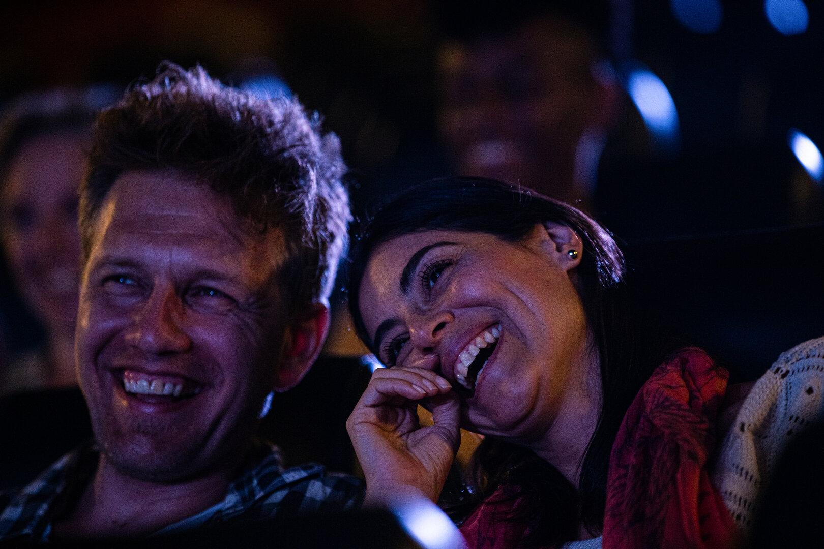 Prusten statt Pillen: England testet Comedy auf Rezept