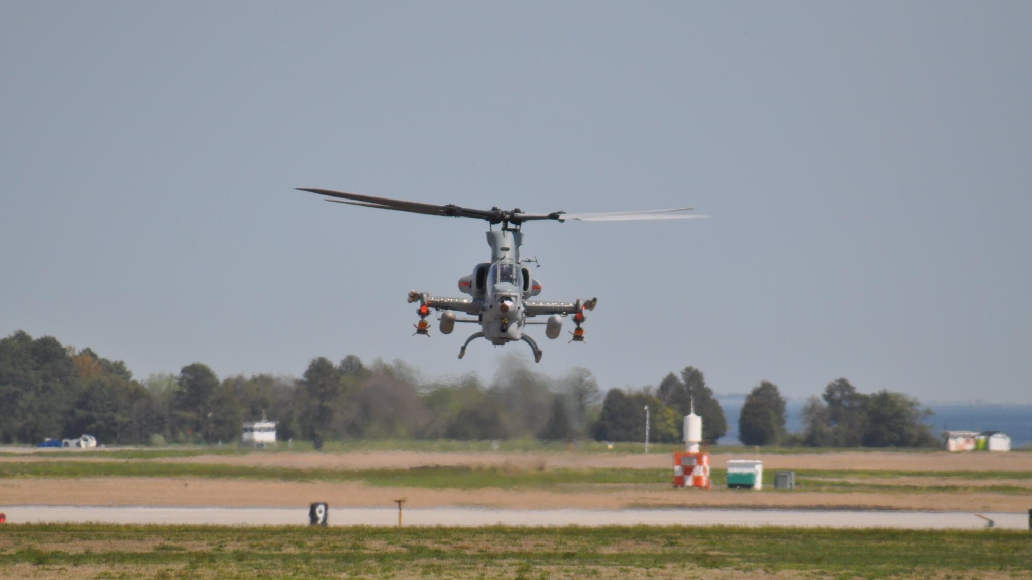 USMC AH-1Z Viper Fires New Missile in Long-Range Precision Fire ...