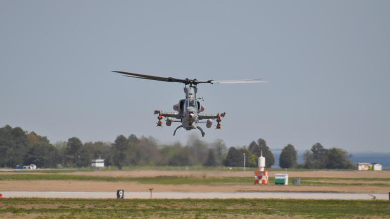 USMC AH-1Z Viper Fires New Missile in Long-Range Precision Fire ...