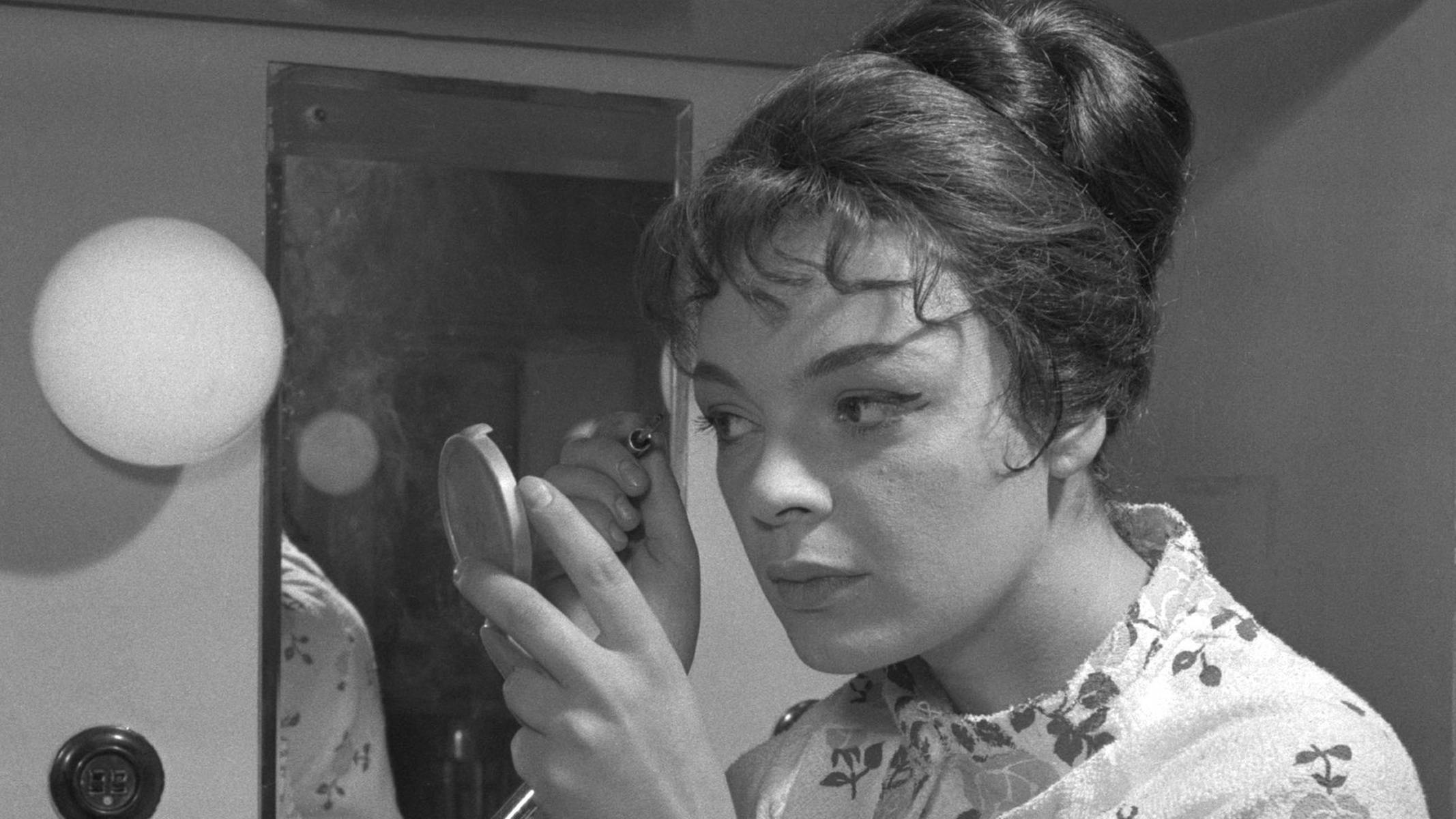 Ověřte si, zda poznáte v atraktivní ženě na fotce z roku 1965 jednu z nejoblíbenějších českých ...