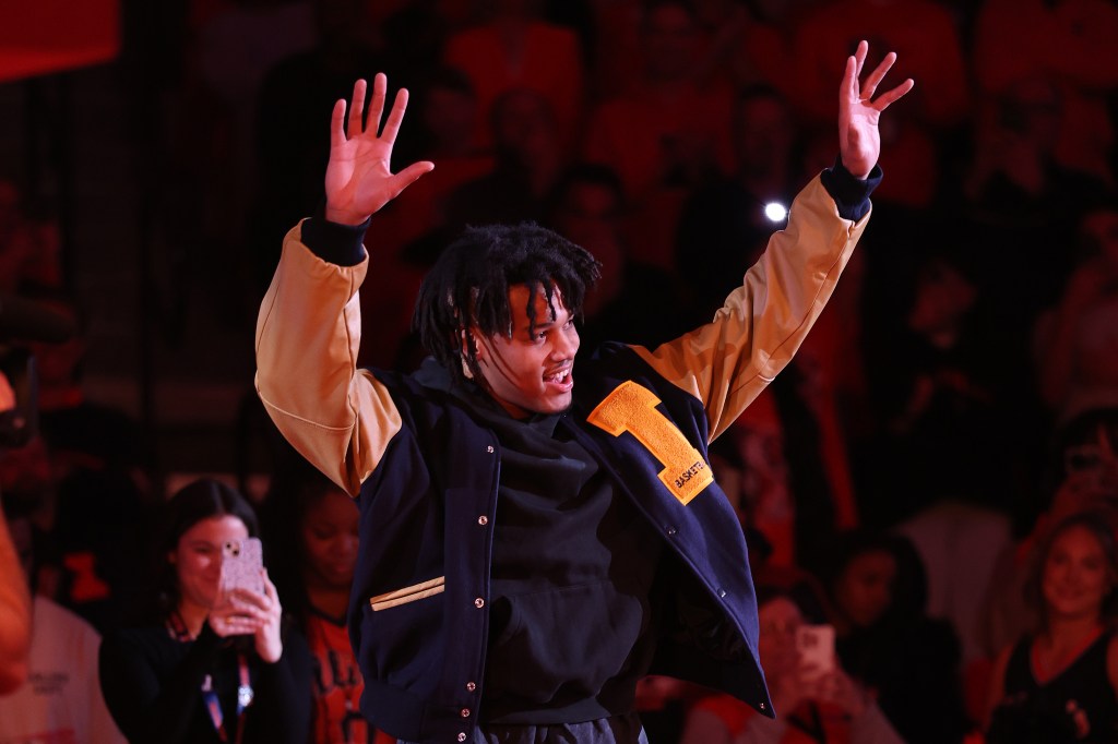 Illinois hangs Terrence Shannon Jr.’s jersey upside down during ...