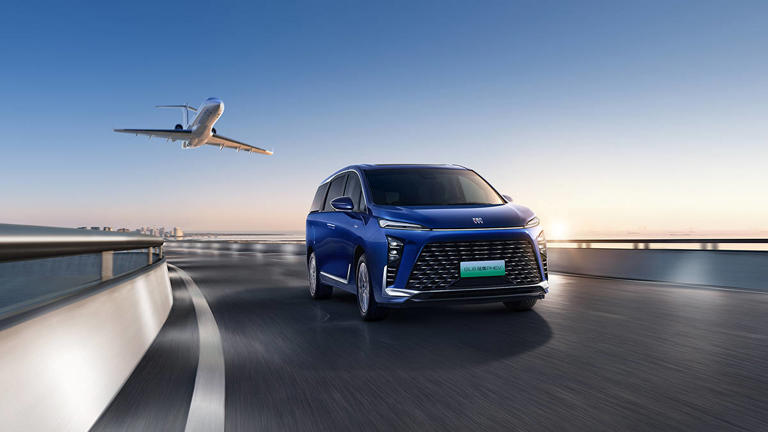 GL8陆尊PHEV引领高端MPV新风尚，开年内卷谁与争锋？