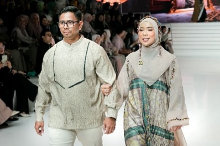 Mendadak Catwalk, Fitri Tropica Bangga Berhasil Ajak sang Suami Tampil ...