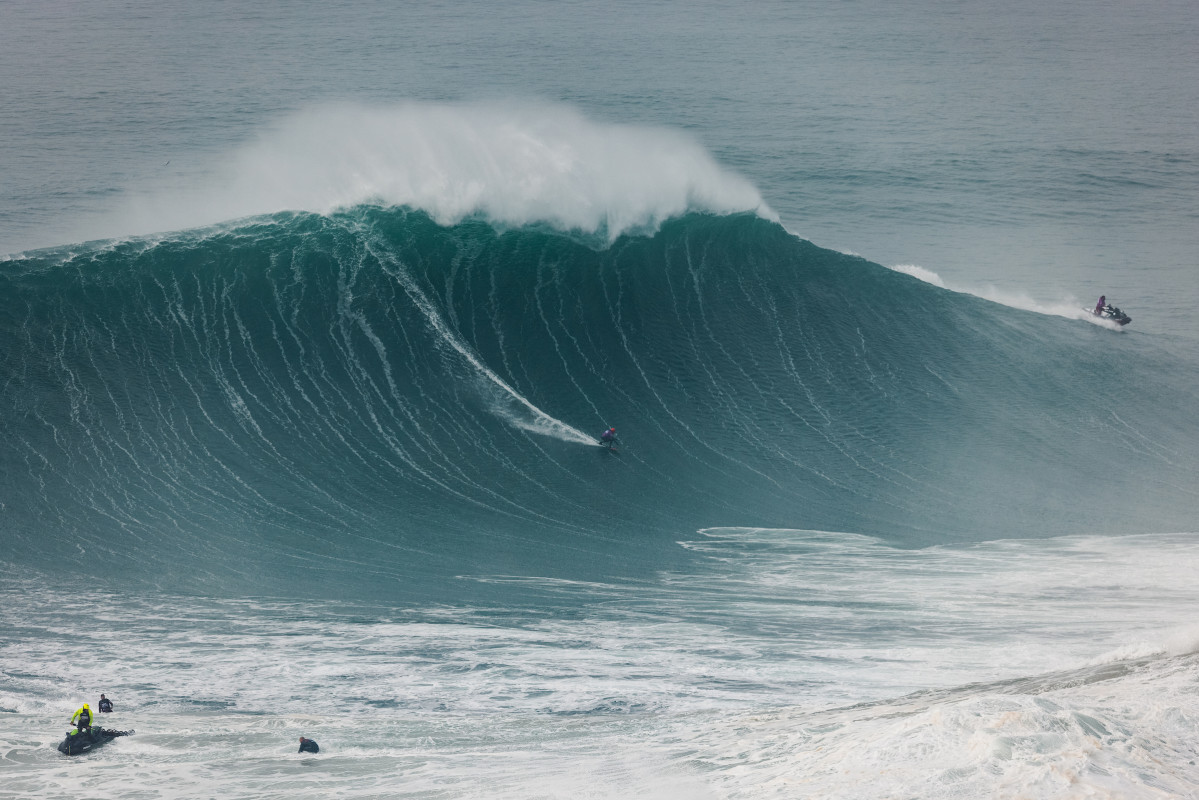 With 25-Foot Swell on the Horizon, Nazaré Big Wave Challenge On Yellow ...