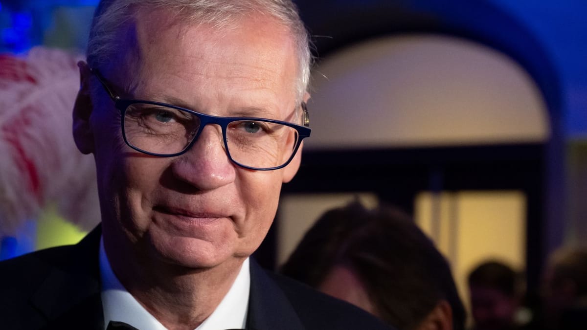 Quadrell: Günther Jauch zeigt Merz' Bierdeckel – und lässt ihn fallen