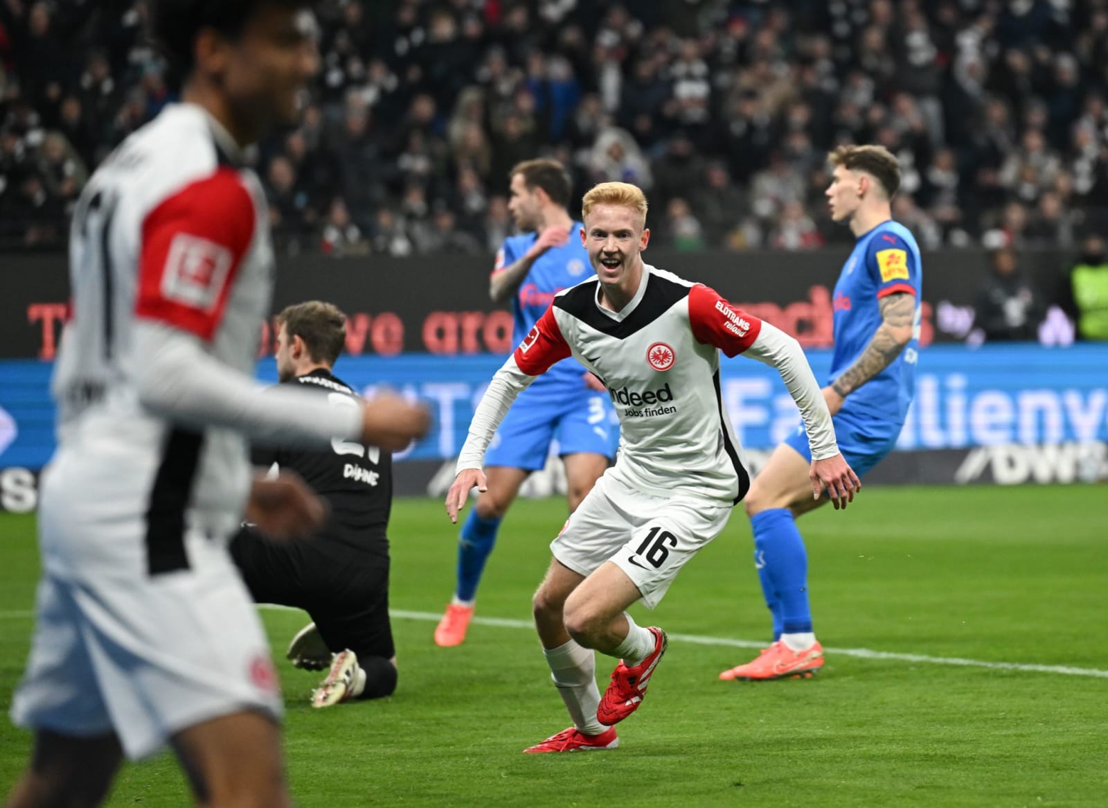 Larsson's knee helps third-placed Frankfurt beat bottom side Kiel