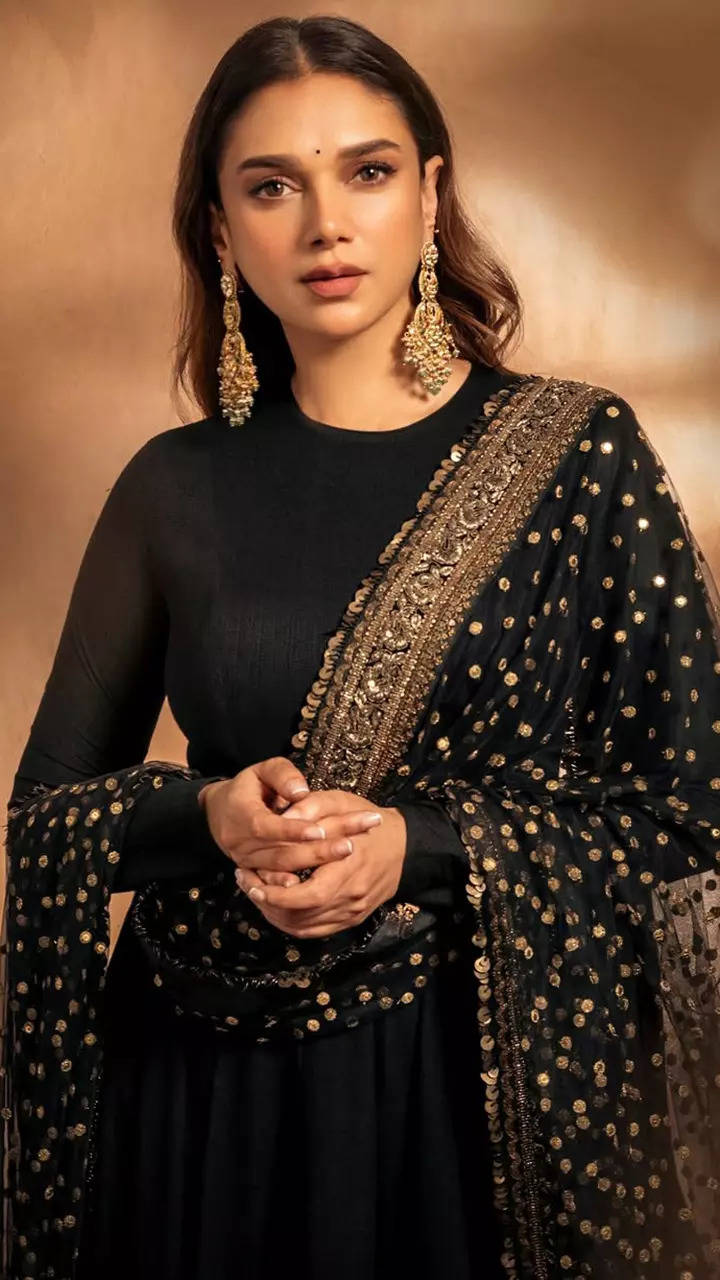 Aditi Rao Hydari showcases the eternal elegance of a black Anarkali
