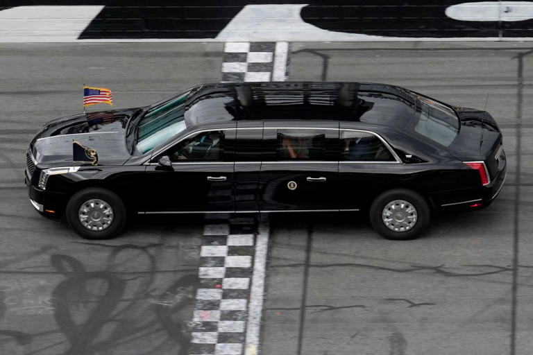 Trump attends Daytona 500, drives lap around track in motorcade while ...