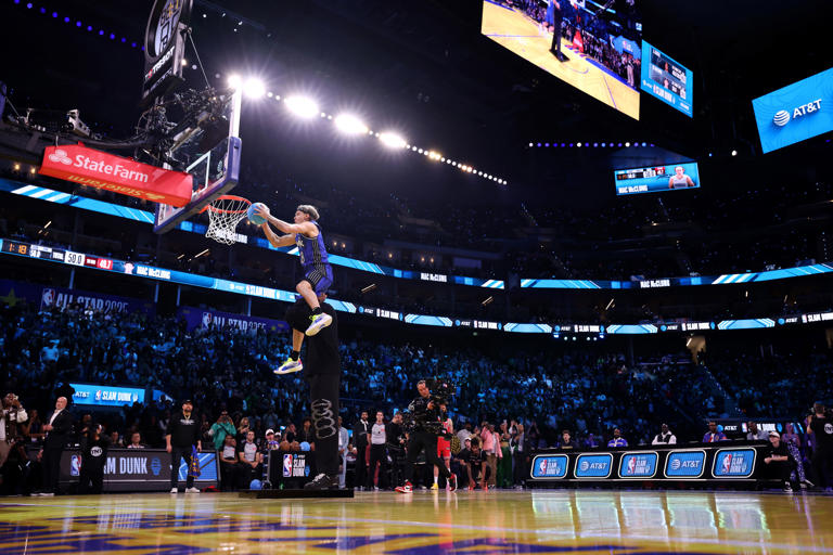 Jaws drop as history made at NBA dunk contest