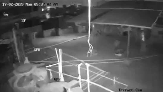 Delhi NCR earthquake live updates: Epicentre at Dhaula Kuan, strong ...