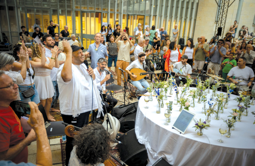 Singer Shai Tsabari gives a ‘hafla’ to remember at anniversary show