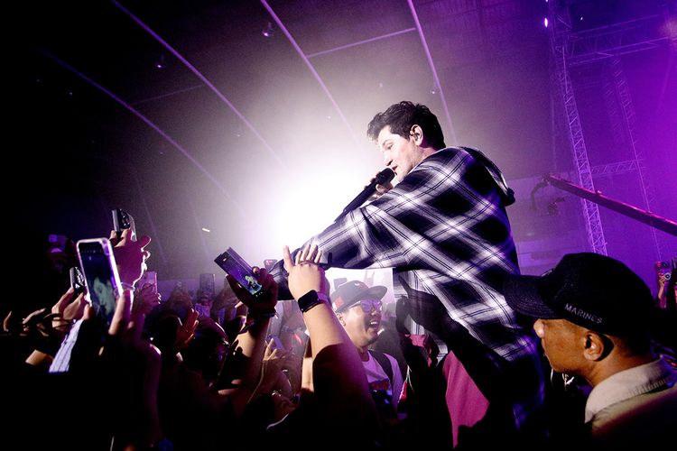 The Script Kali Pertama Konser di Surabaya, Danny Muncul dari Samping ...