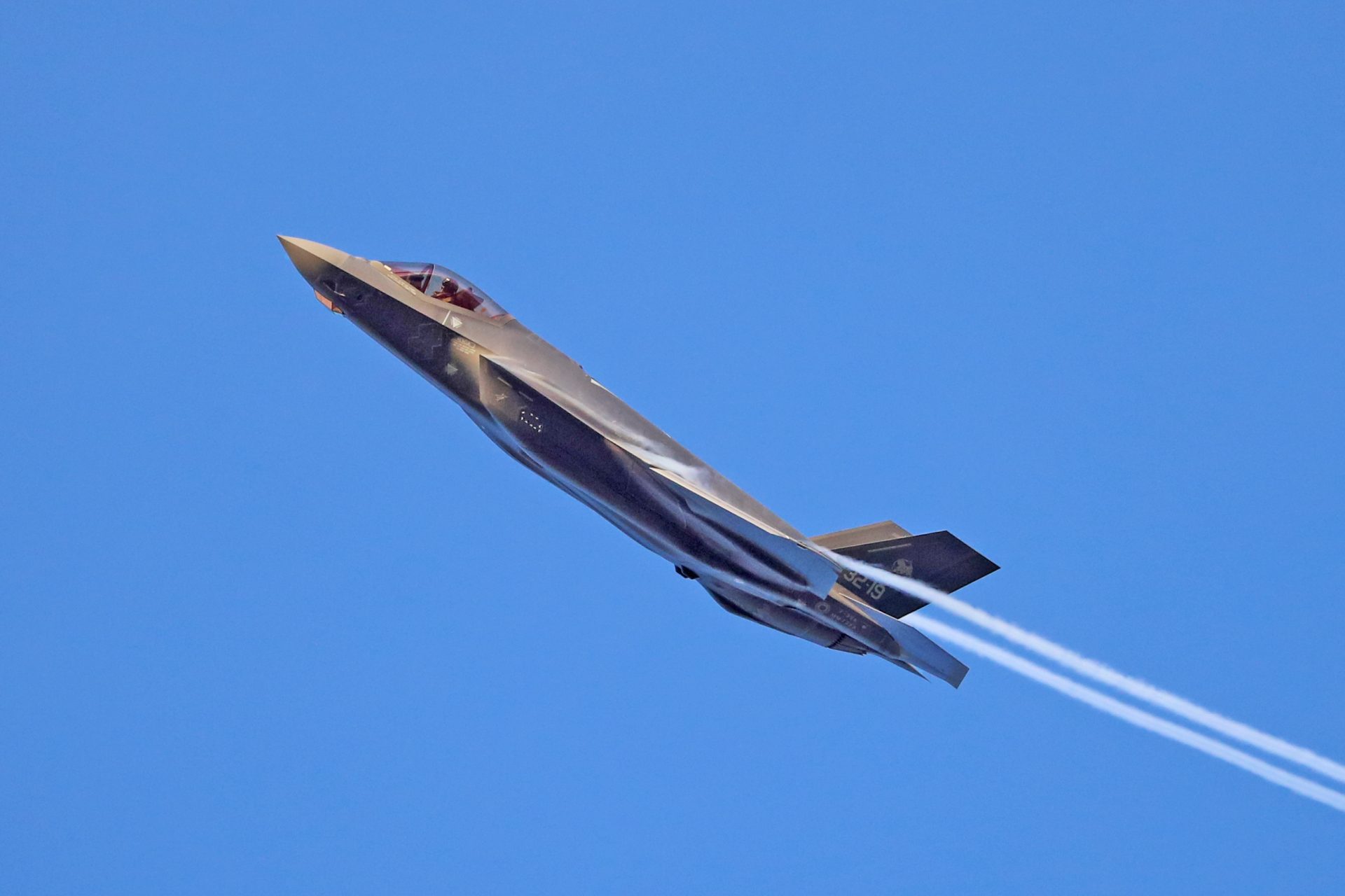 Aerial Encounter: a Russian pilot filmed a close encounter with an F-35 ...