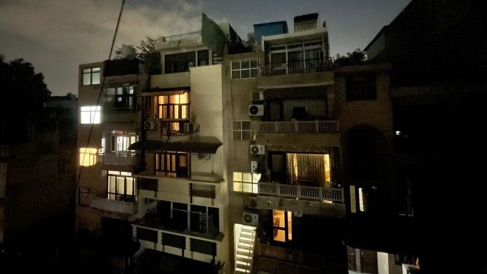 Earthquake in Delhi today: Residents panic amid strong tremors, say ...