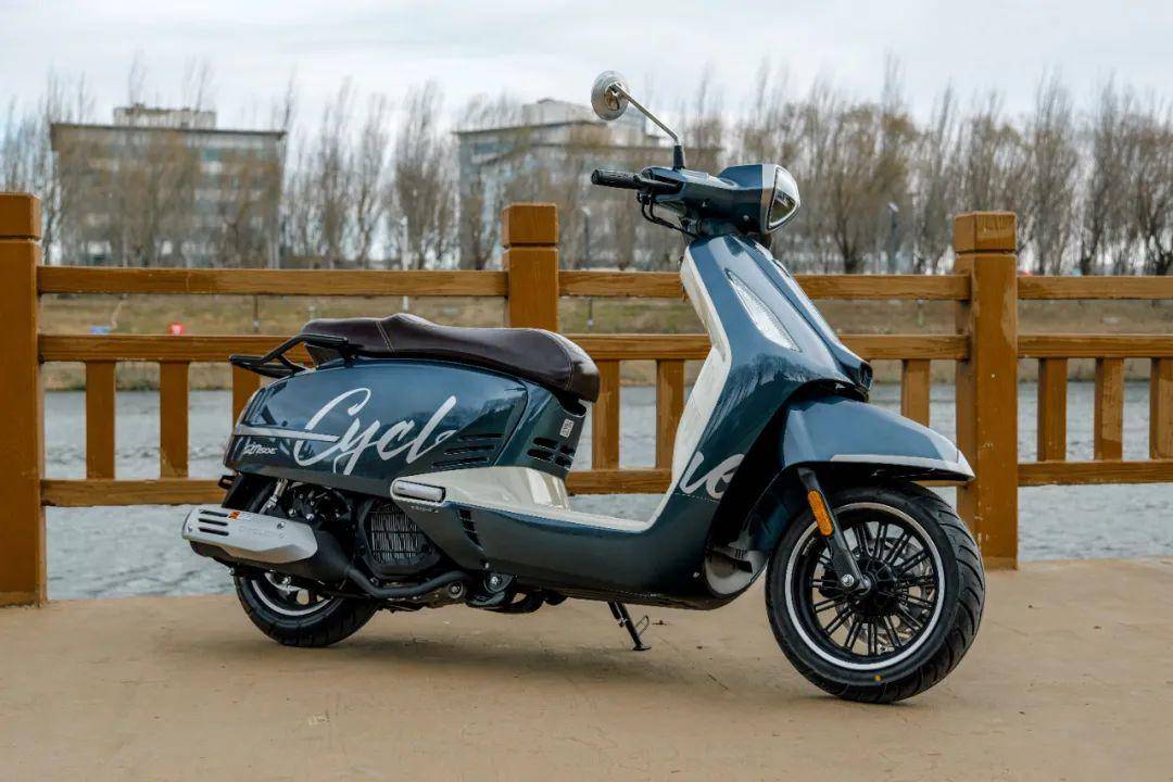 车评：舒适取向的赛科龙米兰（RT150E），没点本事敢在这个2月发布？