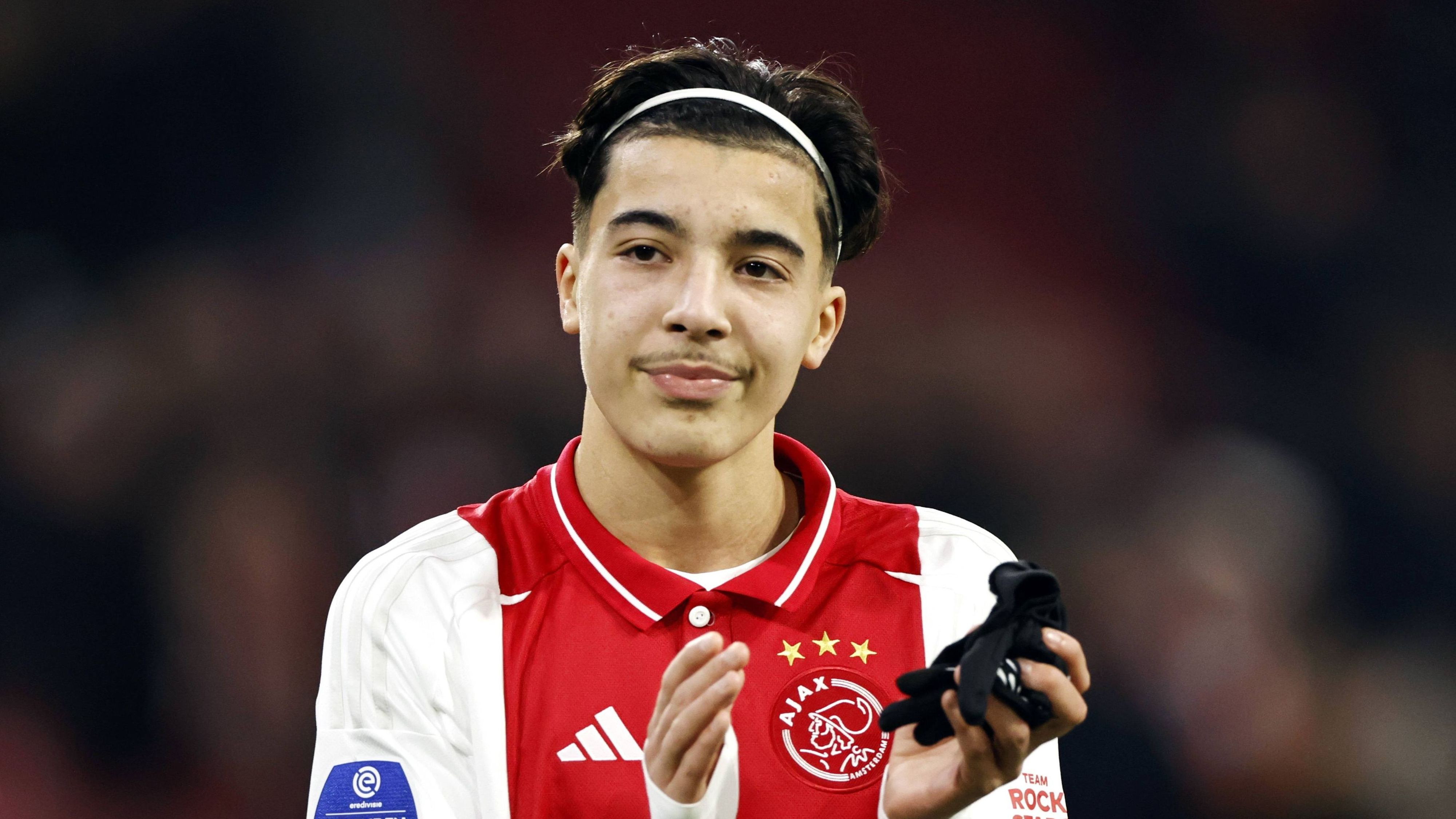 Sporza stelt prangende vraag na officieel debuut Rayane Bounida in hoofdmacht Ajax