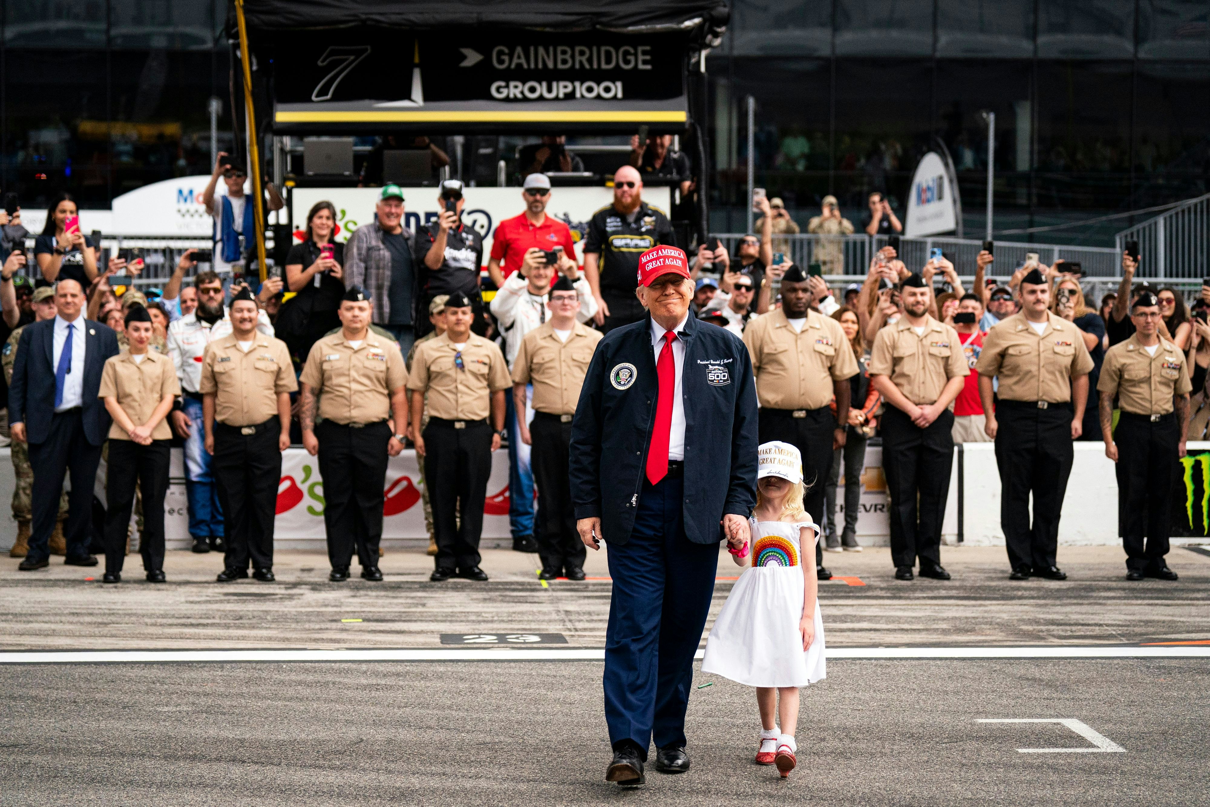 Air Force One: und „Beast“ Trumps nächste protzige Inszenierung ...