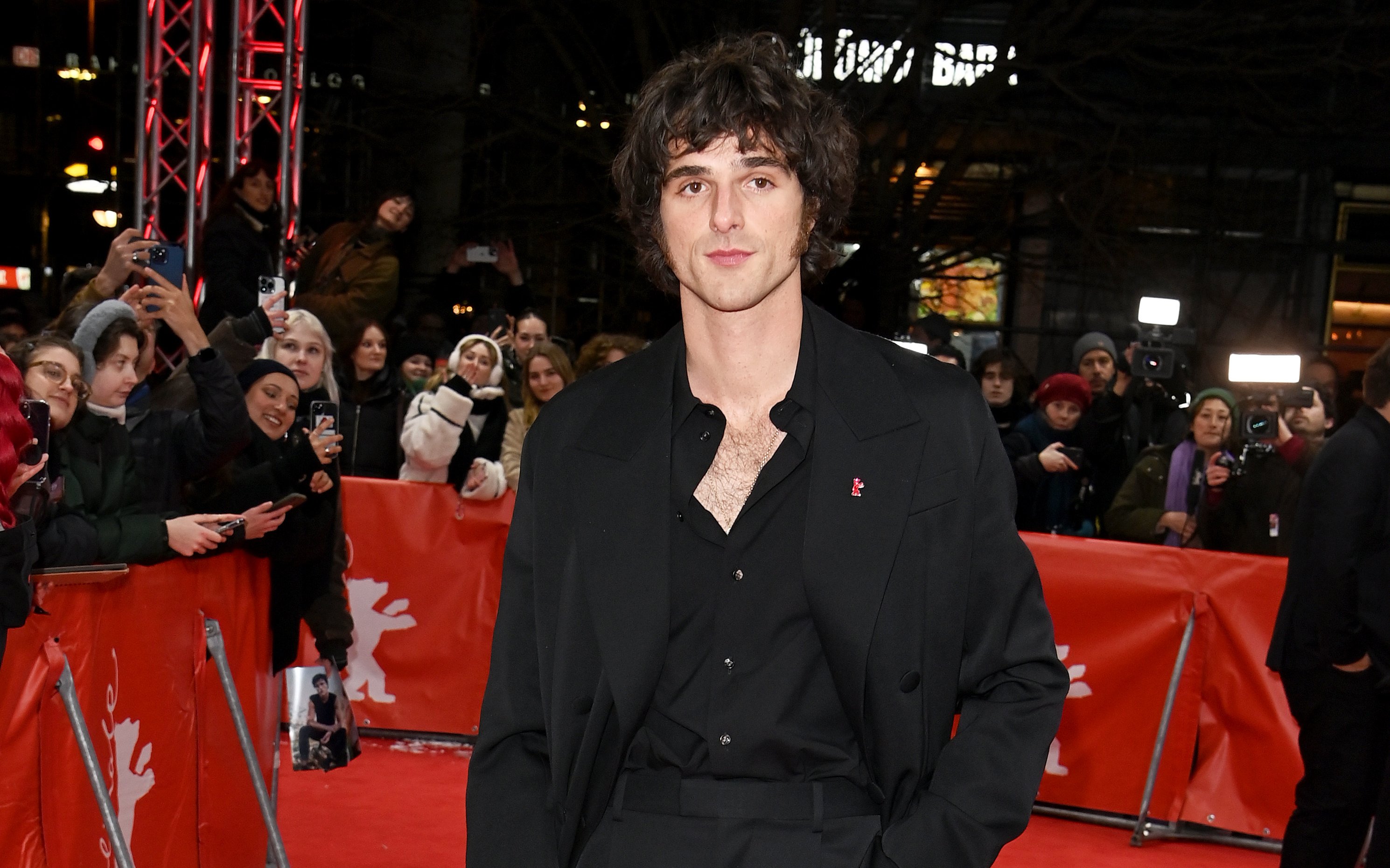 Jacob Elordi goes full Heathcliff on the red carpet with his bold new ...