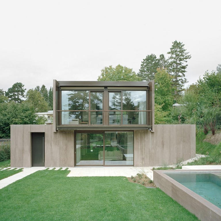 Patrick Reuter Architecture frames Detached House with exposed concrete ...