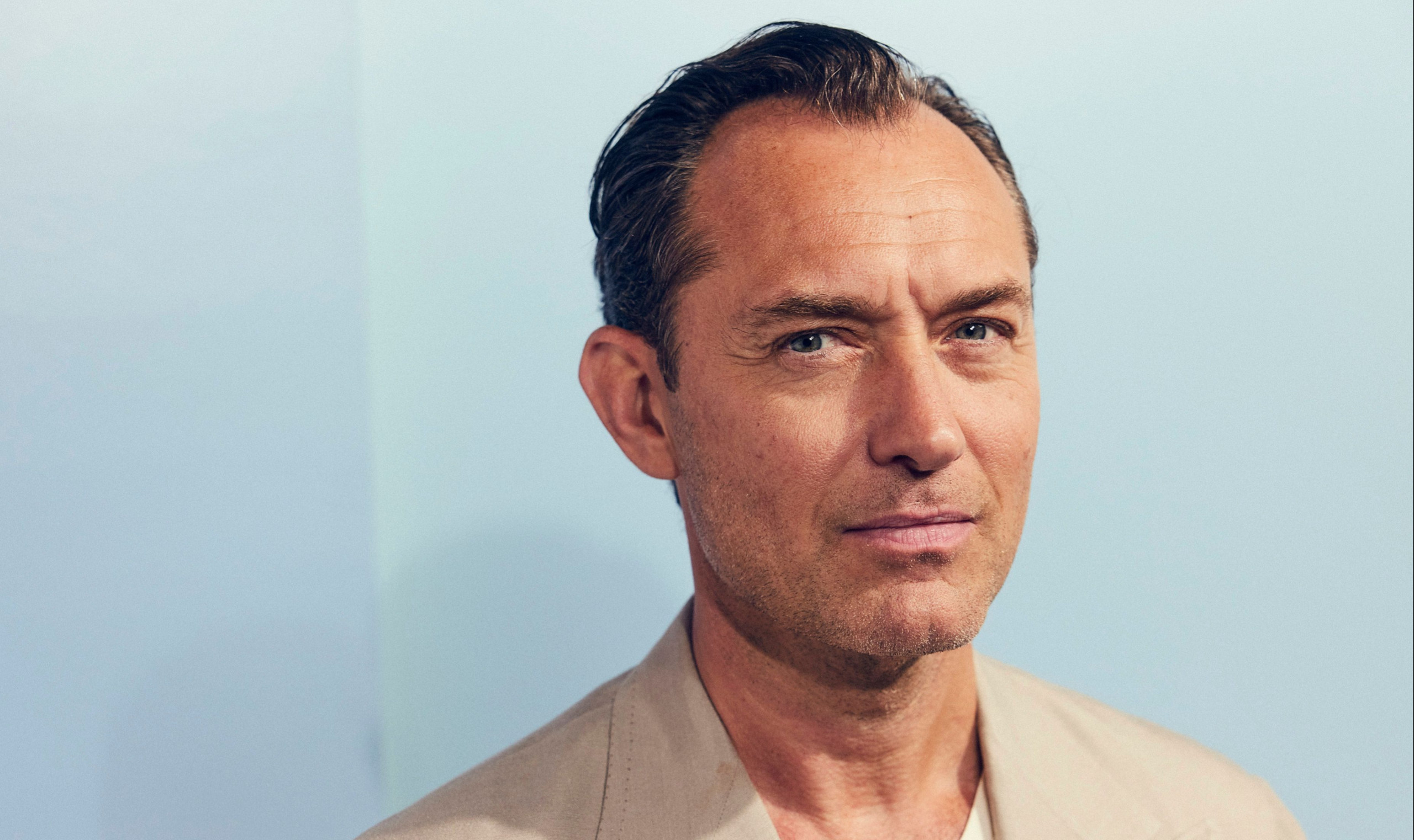 Celebridades que ocultan su calvicie: la verdad revelada