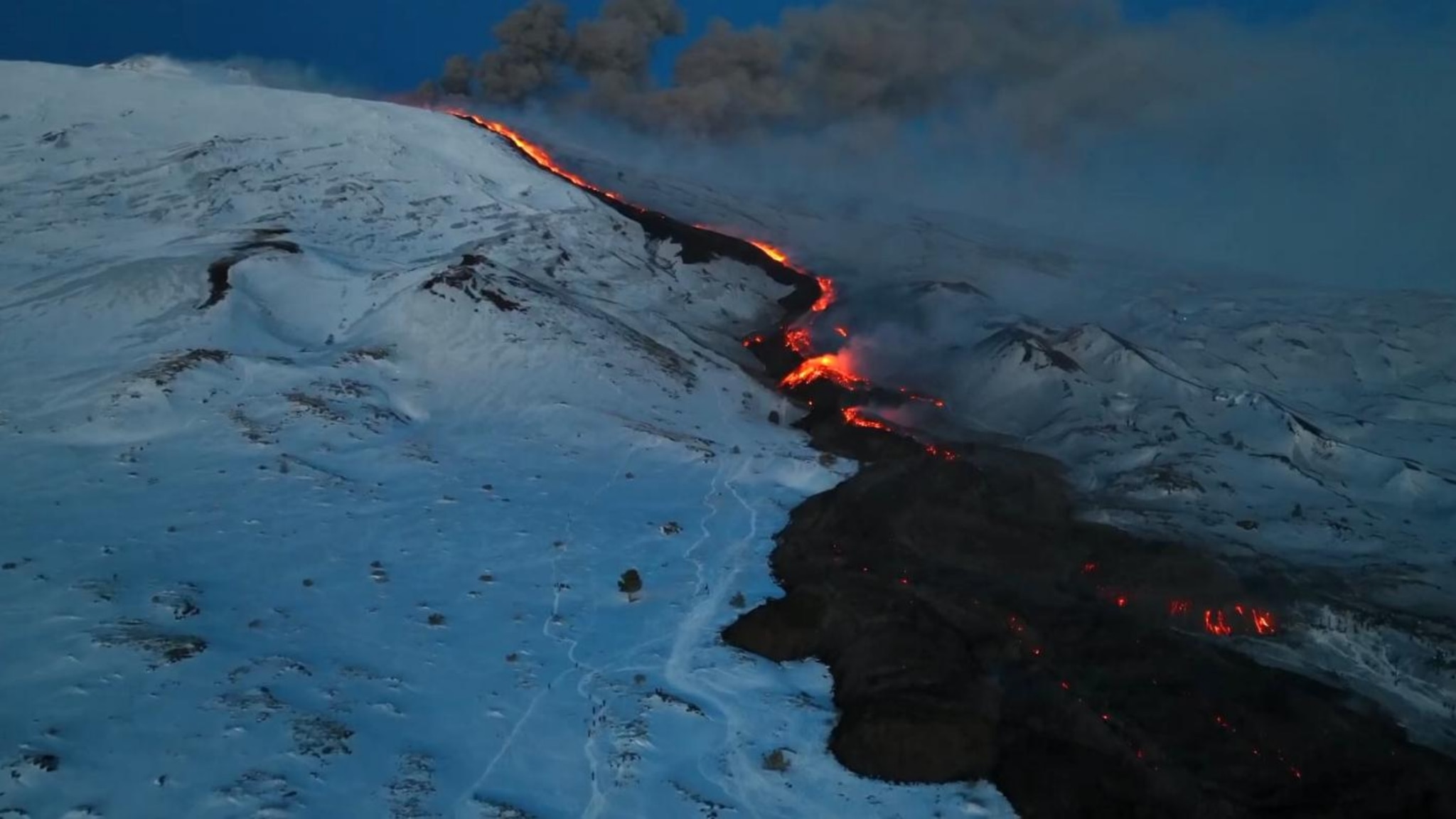 Etna, la colata lavica supera la pista altomontana: le immagini dal drone