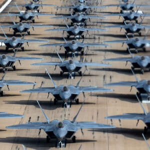 Beeindruckender „Elephant Walk“: USAF schickt riesige F-22 Raptor ...