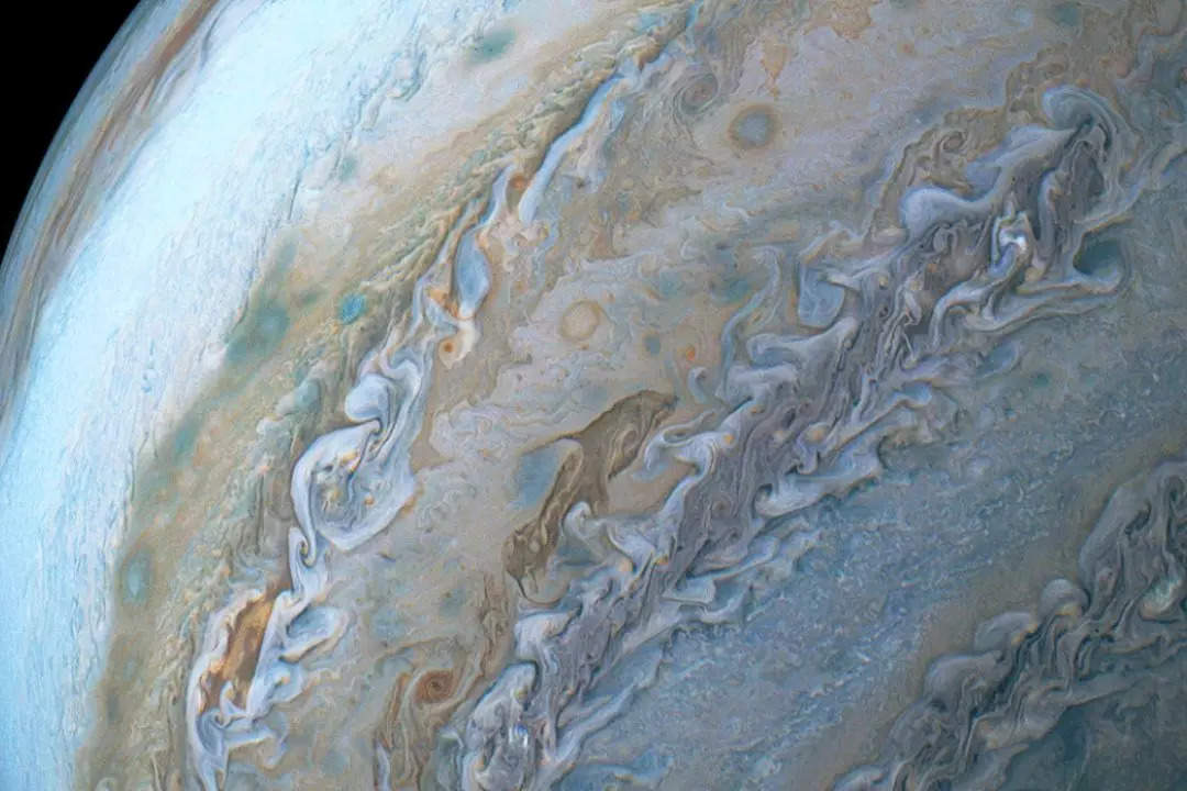 What! Are there dolphins on Jupiter? NASA's Juno Probe captures similar ...