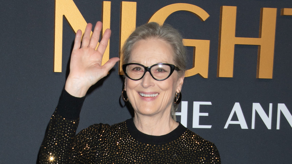 Meryl Streep breaks character during debut Saturday Night Live sketch