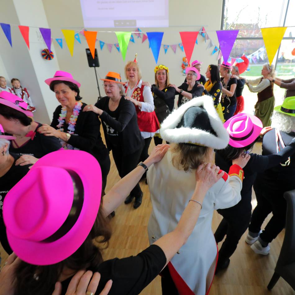 Der Chor Da Capo stimmt jecke Songs an und alle singen mit