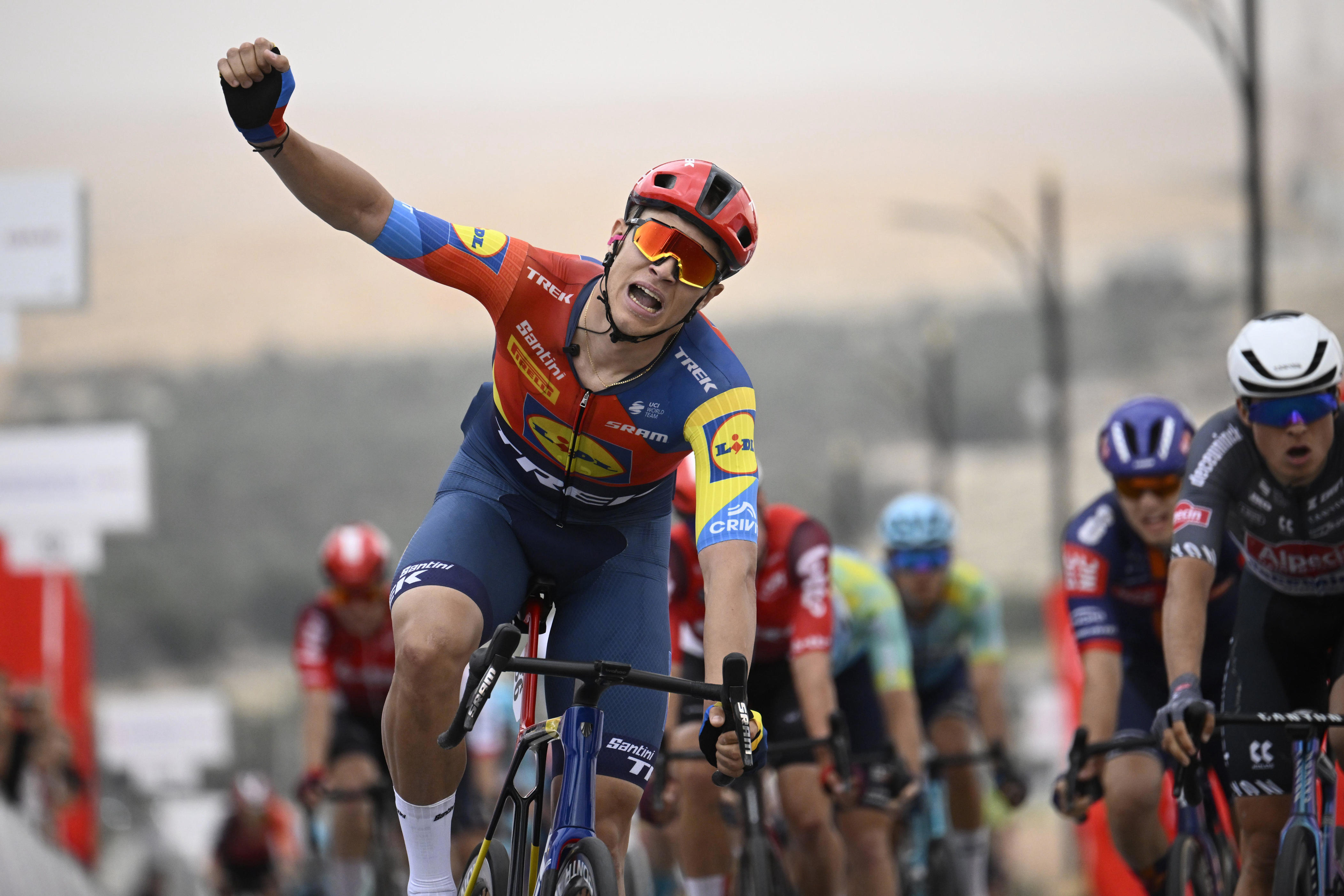 🎥 Pogacar probeert, maar Jonathan Milan wint op lastige aankomst in UAE ...