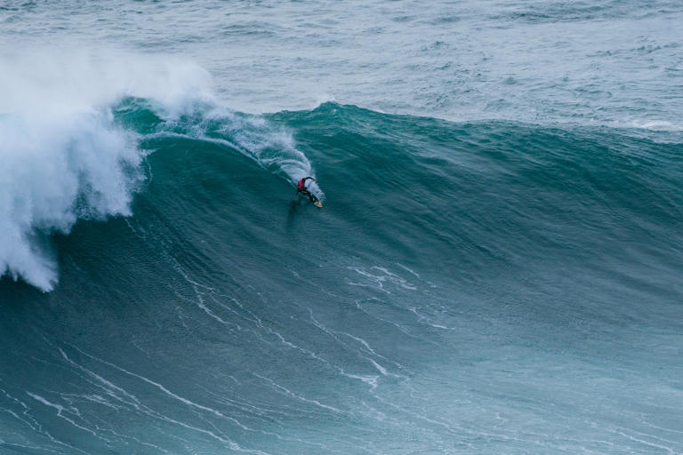 25- to 40-Foot Surf Forecast as Nazaré Big Wave Challenge Gets Green Light