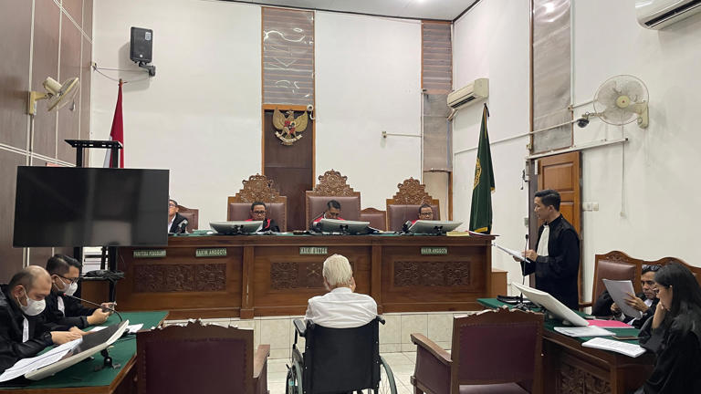 Unsur Penipuan Tidak Terbukti, Ted Sioeng Minta Hakim Jatuhkan Vonis Bebas Unsur Penipuan Tidak Terbukti, Ted Sioeng Minta Hakim Jatuhkan Vonis Bebas