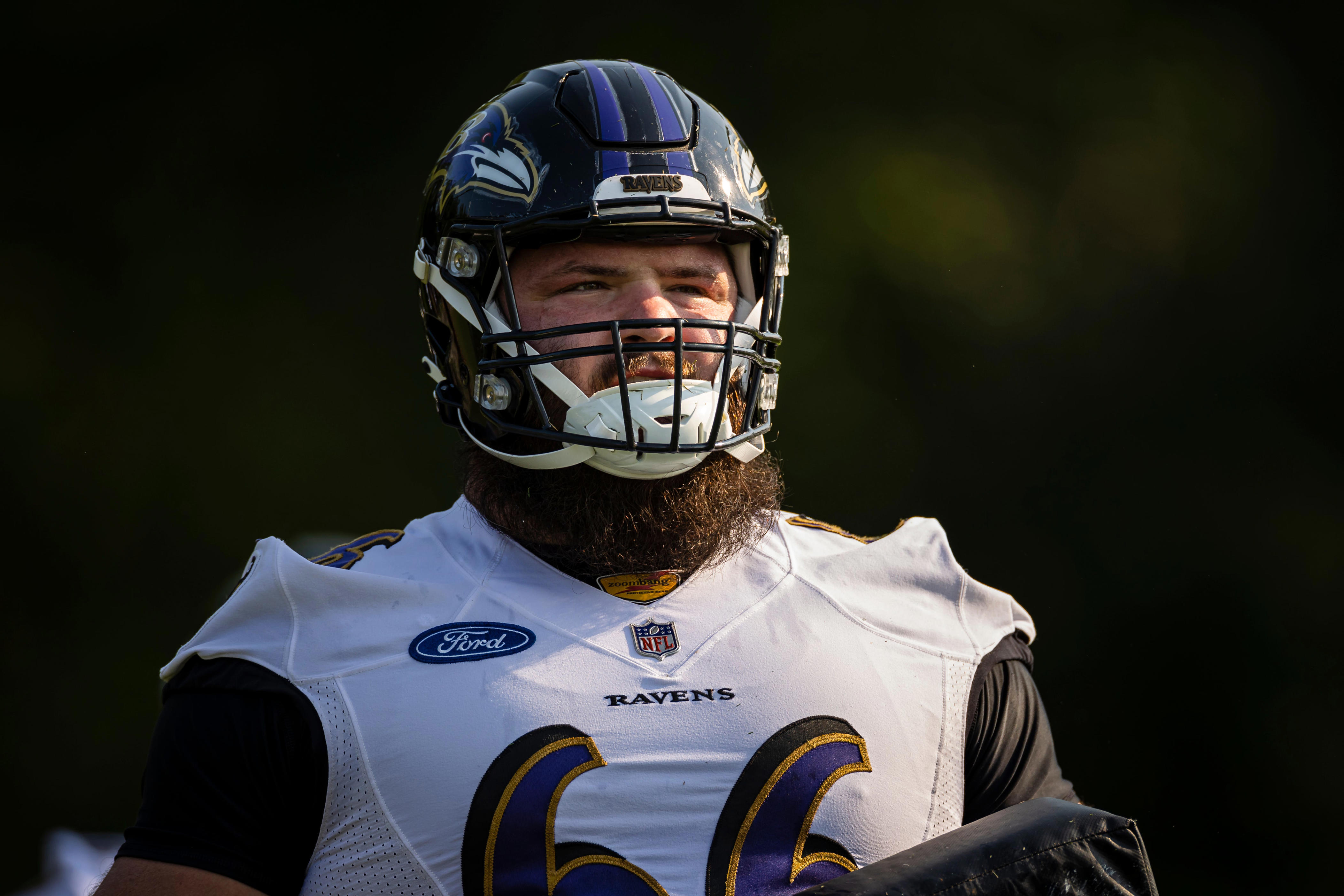 Ravens re-sign offensive guard Ben Cleveland