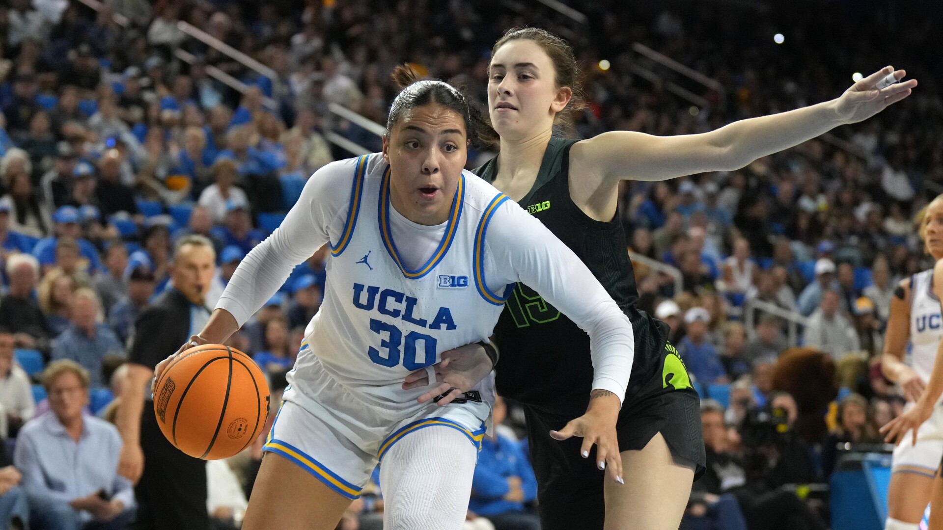 No. 1 UCLA bounces back from 1st loss of season to edge No. 22 Michigan ...