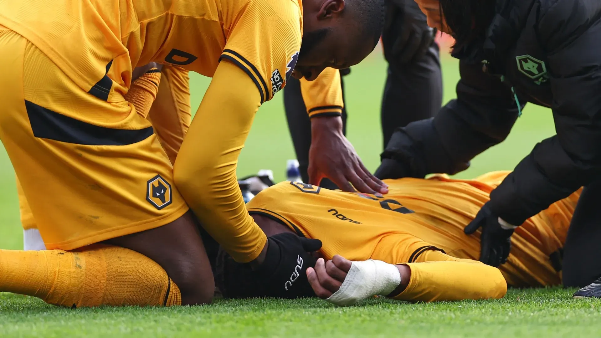 Enorme schrik voor de kampioen: hij verlaat het veld in tranen. De foto's