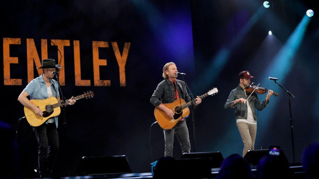 Dierks Bentley announces 2025 "Broken Branches" tour, with 4 stops in ...