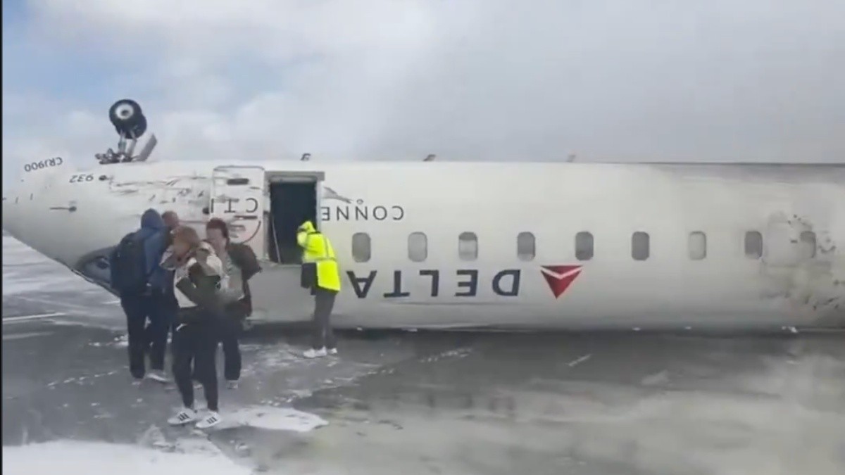 Avión Delta Airlines de EEUU a Toronto se estrella, perdió las alas ...