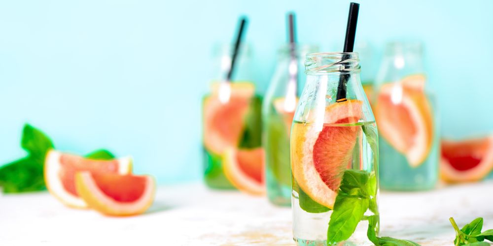 Infusion d'eau au pamplemousse et basilic
