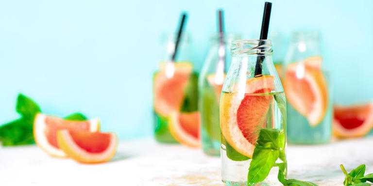 Infusion d'eau au pamplemousse et basilic