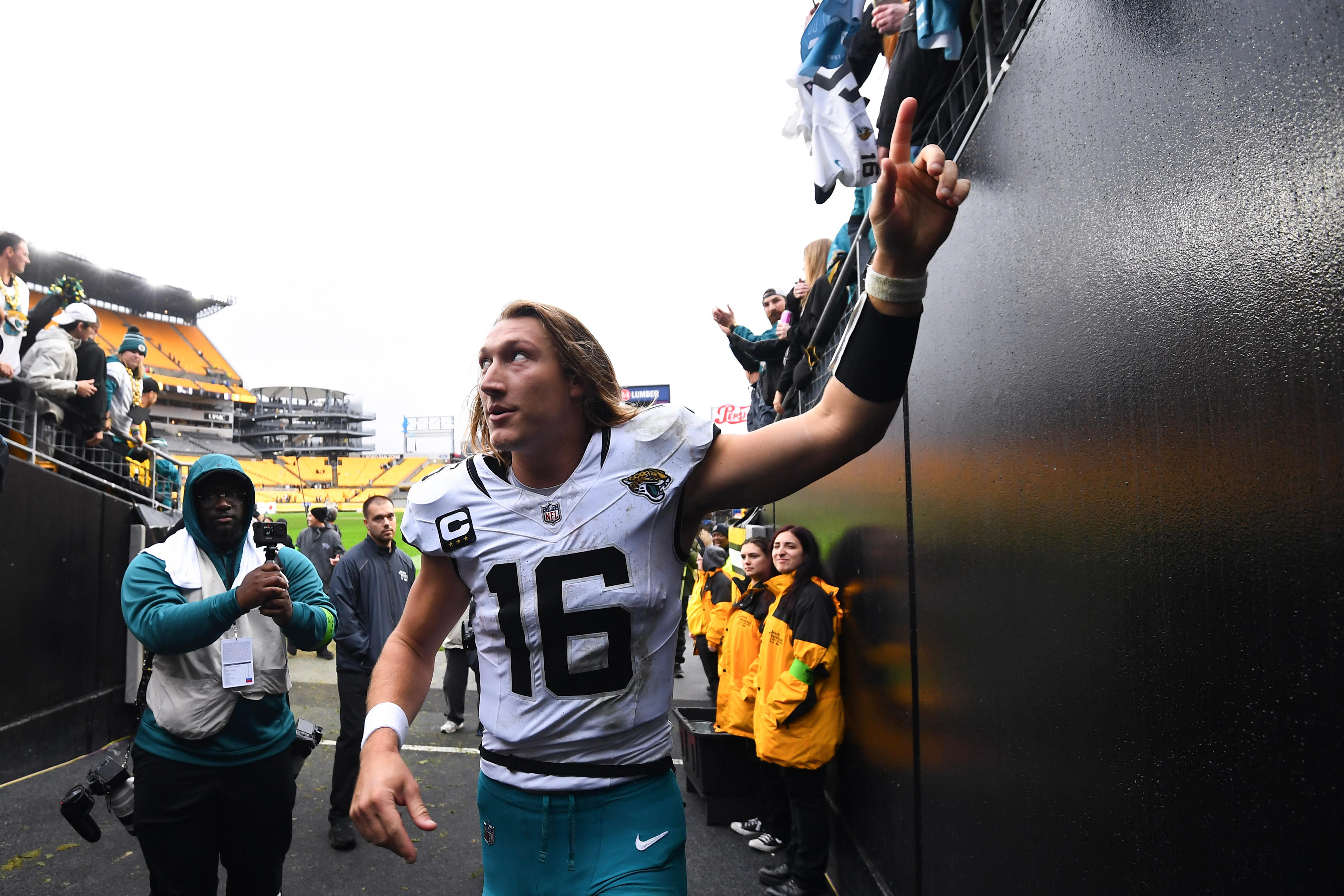 Jacksonville Jaguars QB Trevor Lawrence laughs off Steelers trade rumor ...